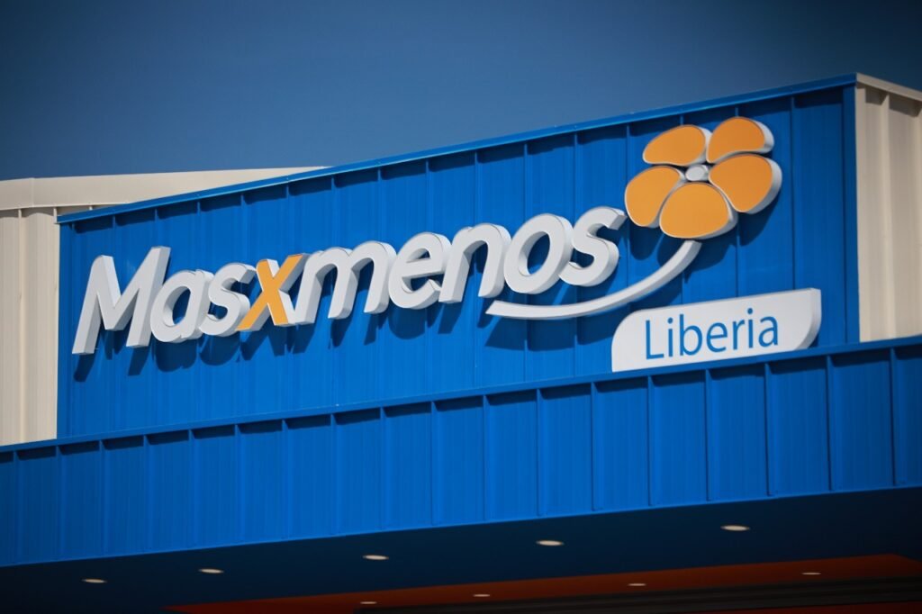 Mas x menos abre sus puertas en Liberia - La Esquina 506
